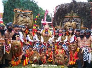 Tari Reog Ponorogo : Sejarah, Gerak, Kostum dan Daerahnya - Rumbelnesia.com